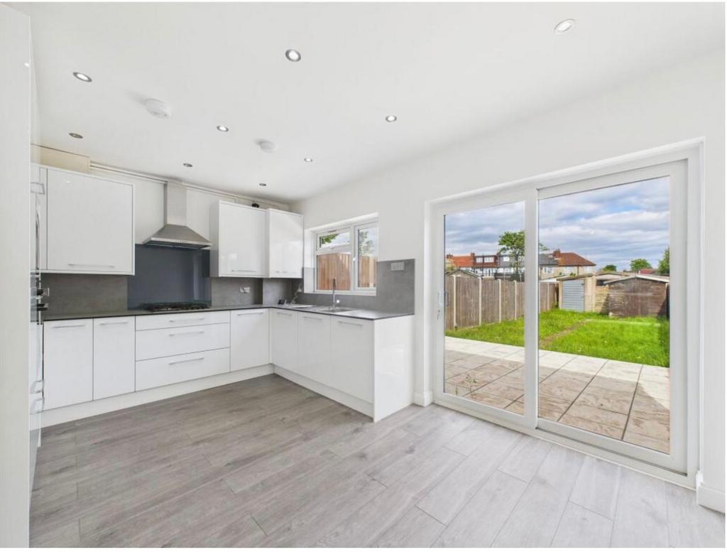 HA2 9QQ 3 bed terraced house - £2,650 pcm (£612 pw)