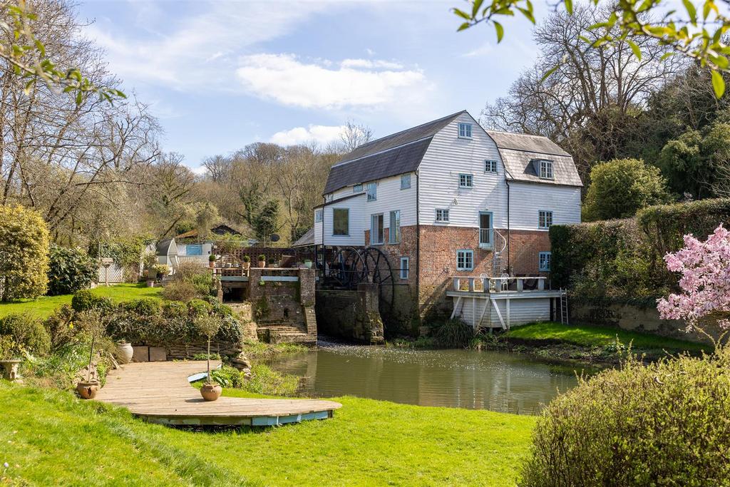 Reigate Road, Pixham 5 bed detached house - £1,900,000