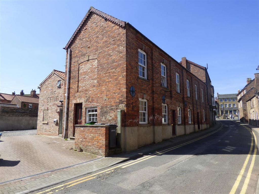 8 Emgate, Bedale 2 bed end of terrace house - £650 pcm (£150 pw)