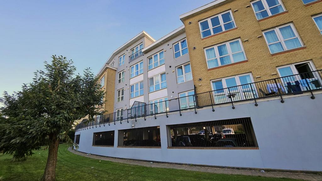 Fisgard Court, Admirals Way, Gravesend 2 bed apartment - £1,295 pcm (£ ...