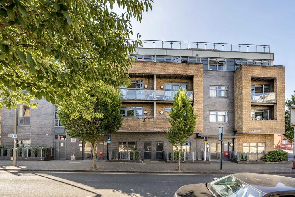 Oldridge Road, London SW12 2 bed flat - £2,700 pcm (£623 pw)