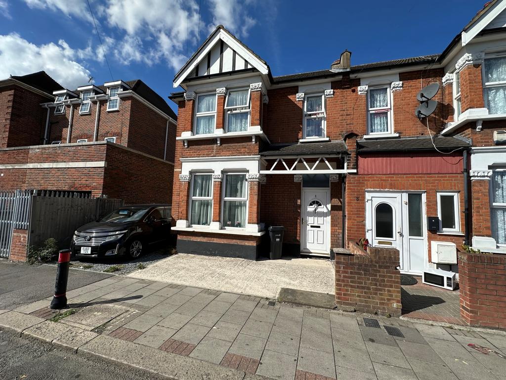 Chadwell Heath Lane, Romford, RM6 3 bed house for sale - £435,000
