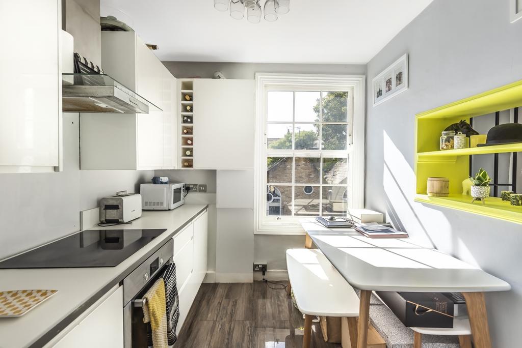 Balham Grove, Balham, London, SW12 2 bed flat - £2,600 pcm (£600 pw)