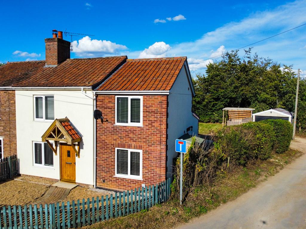 Walnut Tree Cottages, Silver Street... 3 bed semi-detached house - £300,000
