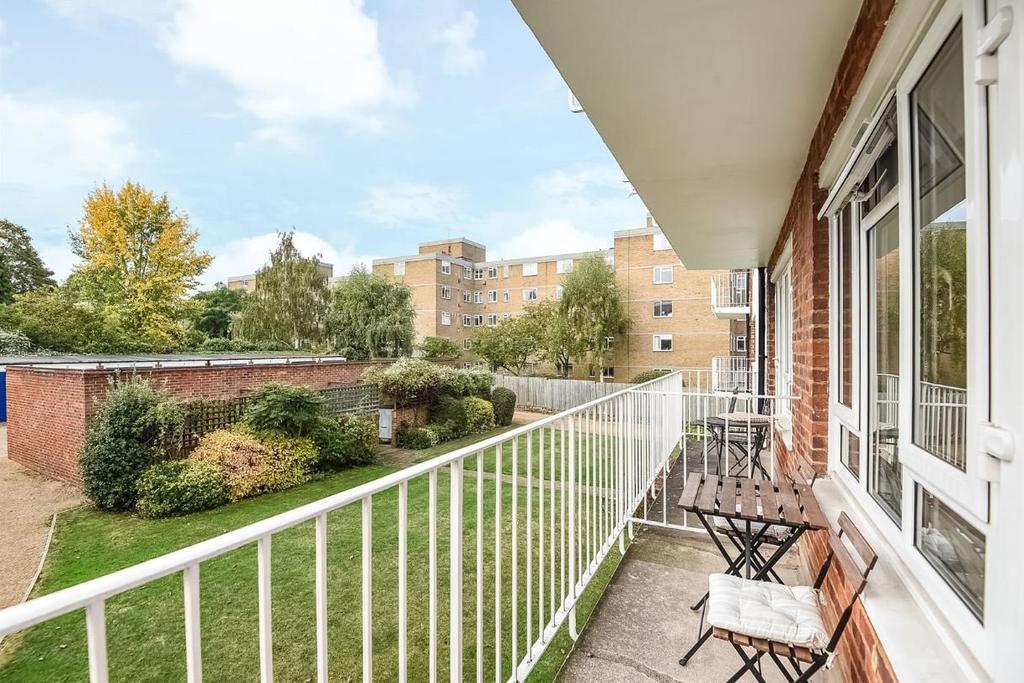Fairburn Court, St. John`s Avenue... 2 bed flat - £2,000 pcm (£462 pw)