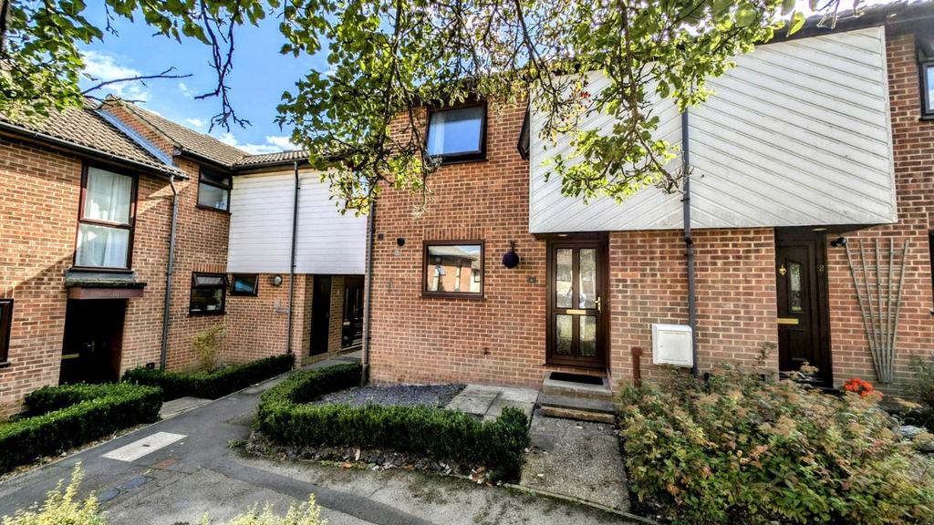 Sutherland Close, Bordon GU35 3 bed semi-detached house for sale - £295,000