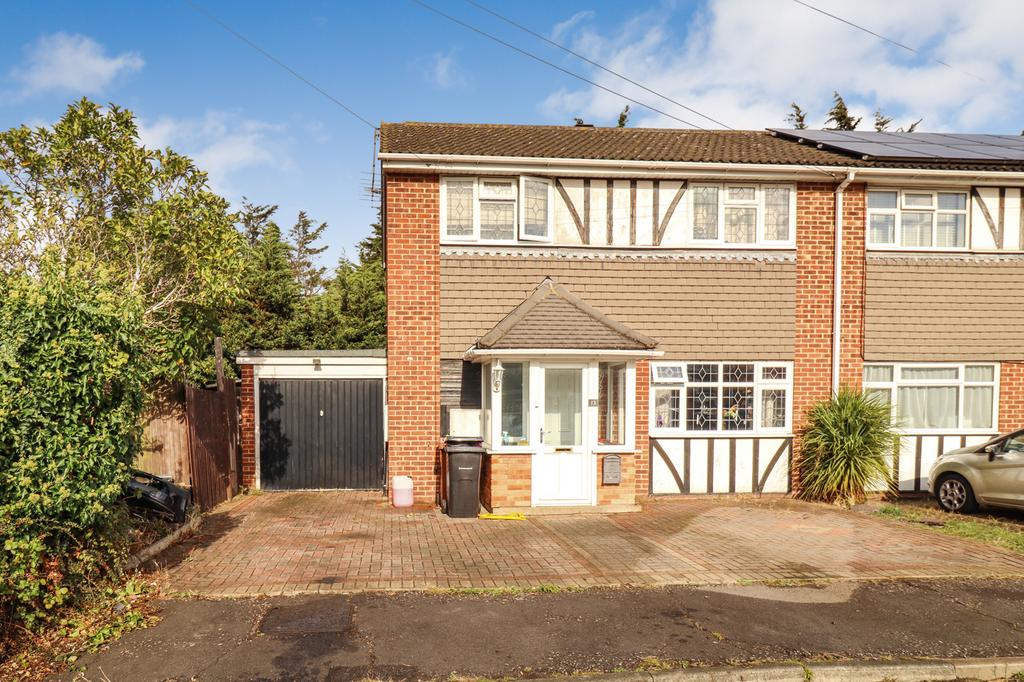 Pinewood Close, Stanford-le-Hope SS17 3 bed semi-detached house - £350,000