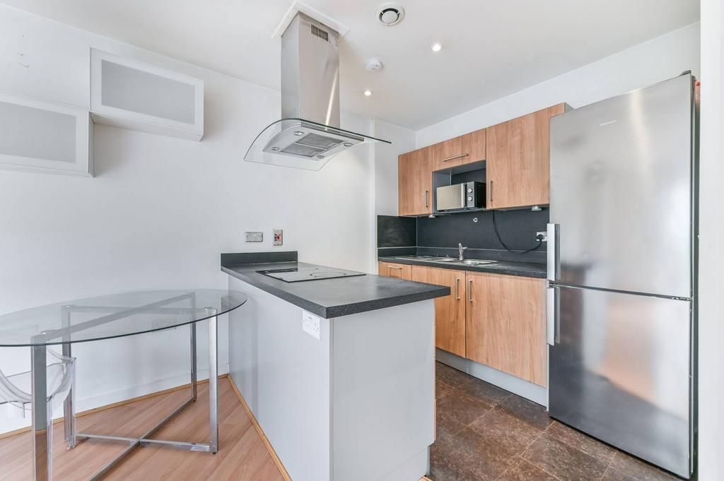 Peebles Court, Purley Way, Croydon, CR0 2 bed flat - £1,750 pcm (£404 pw)