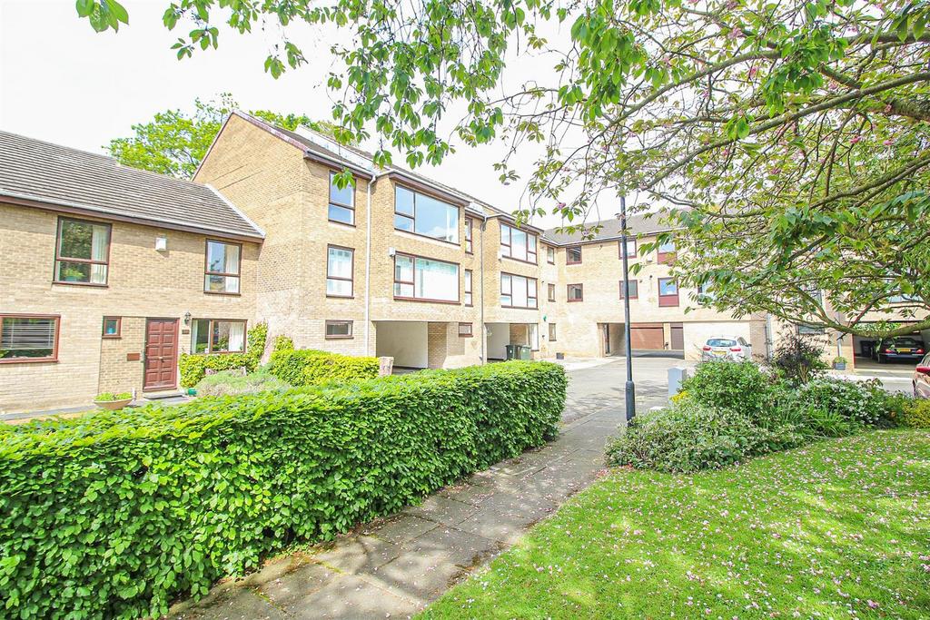 Low Gosforth Court, Gosforth... 2 bed flat to rent - £850 pcm (£196 pw)