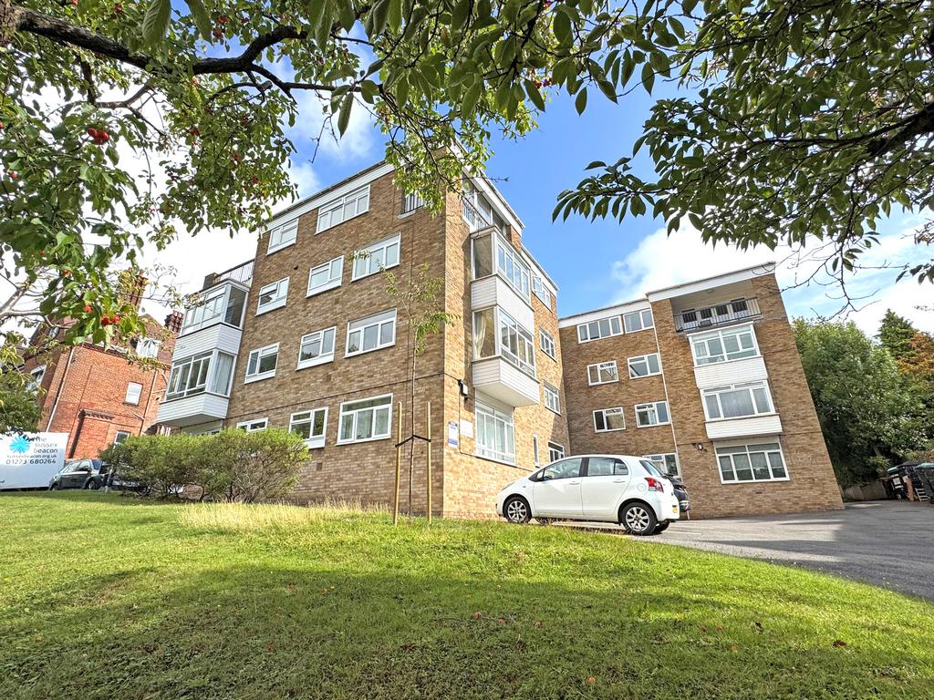 Preston Park Avenue, Brighton BN1 2 bed flat - £295,000