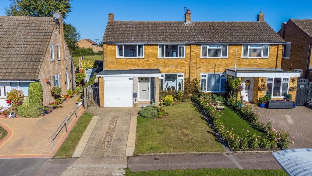 Grovelands Avenue, Hitchin 3 bed semi-detached house - £525,000