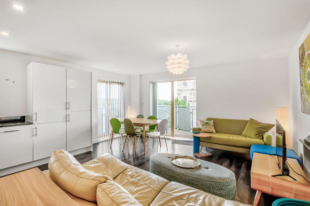 Clock View Crescent, Islington... 2 bed flat - £650,000