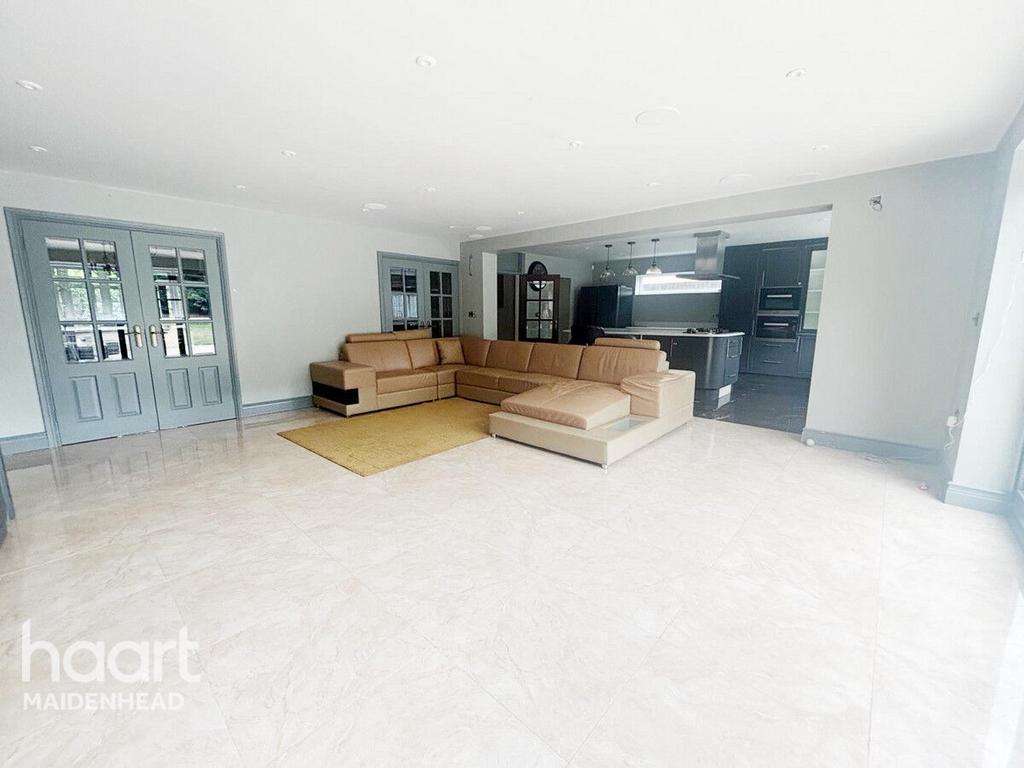 Braywick Road, Maidenhead 5 bed detached house - £3,900 pcm (£900 pw)