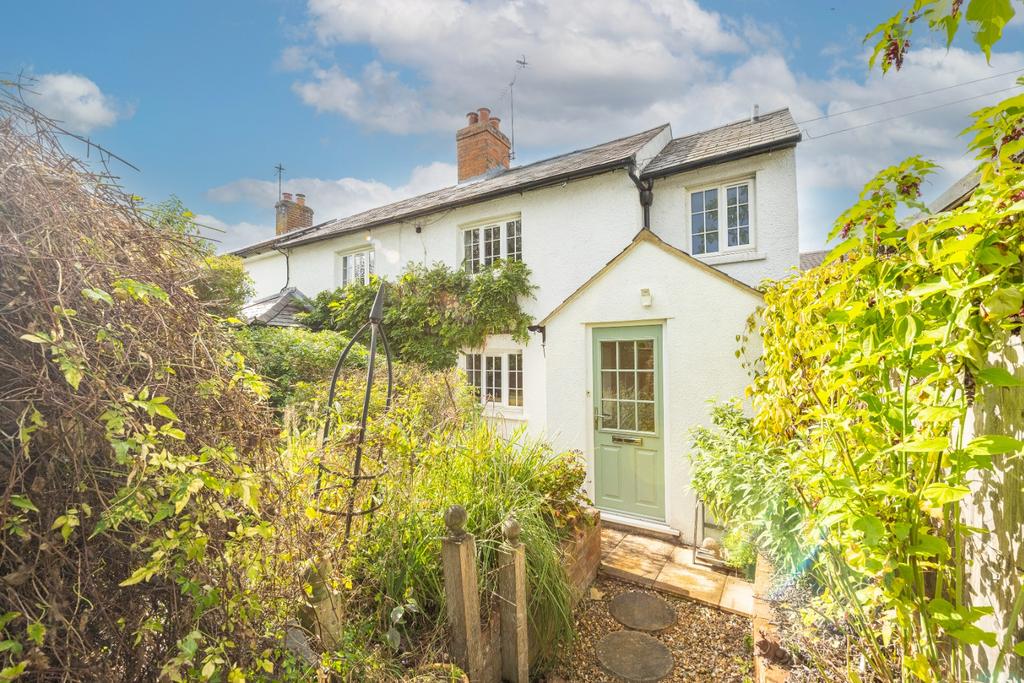 Aston Clinton, Buckinghamshire HP22 2 bed cottage - £495,000