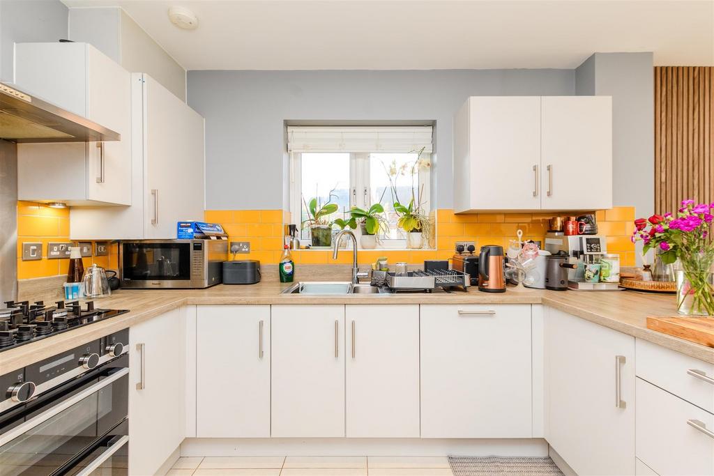 Drewell Close, Horley, Surrey 4 bed detached house - £775,000