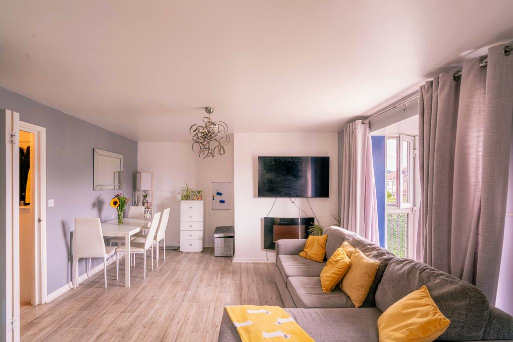 Highridge Court, Bristol BS13 2 bed flat for sale - £220,000