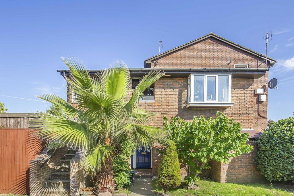 Tangley Park Road, Hampton TW12 1 bed flat - £1,495 pcm (£345 pw)