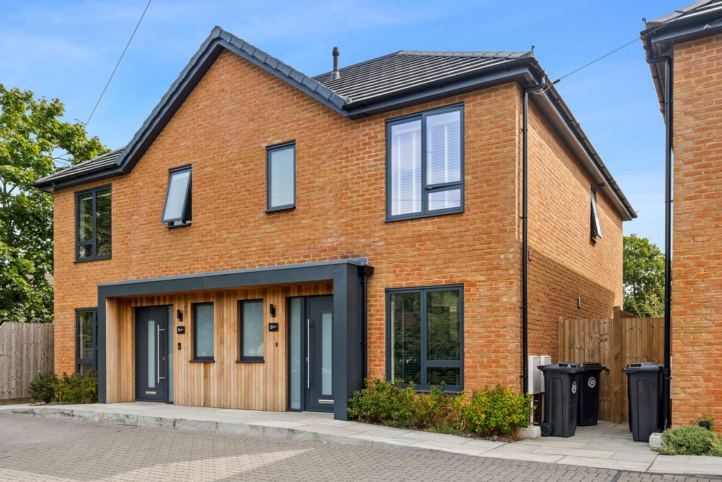 Reigate Road, Horley RH6 3 bed house for sale - £500,000