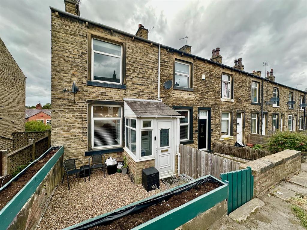 Hadassah Street, Siddal Halifax 2 bed end of terrace house - £120,000