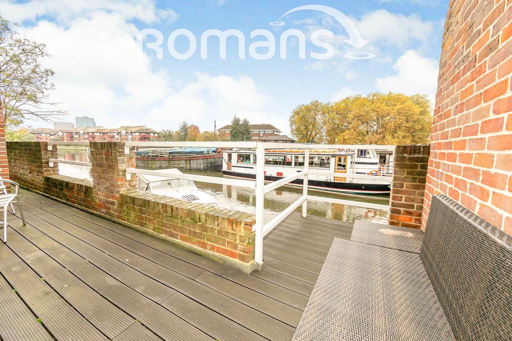 Riverside Court, Caversham, Reading, RG4 2 bed flat - £1,895 pcm (£437 pw)