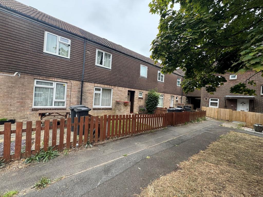 Swansbury Drive, Bournemouth, BH8 4 bed house - £1,800 pcm (£415 pw)