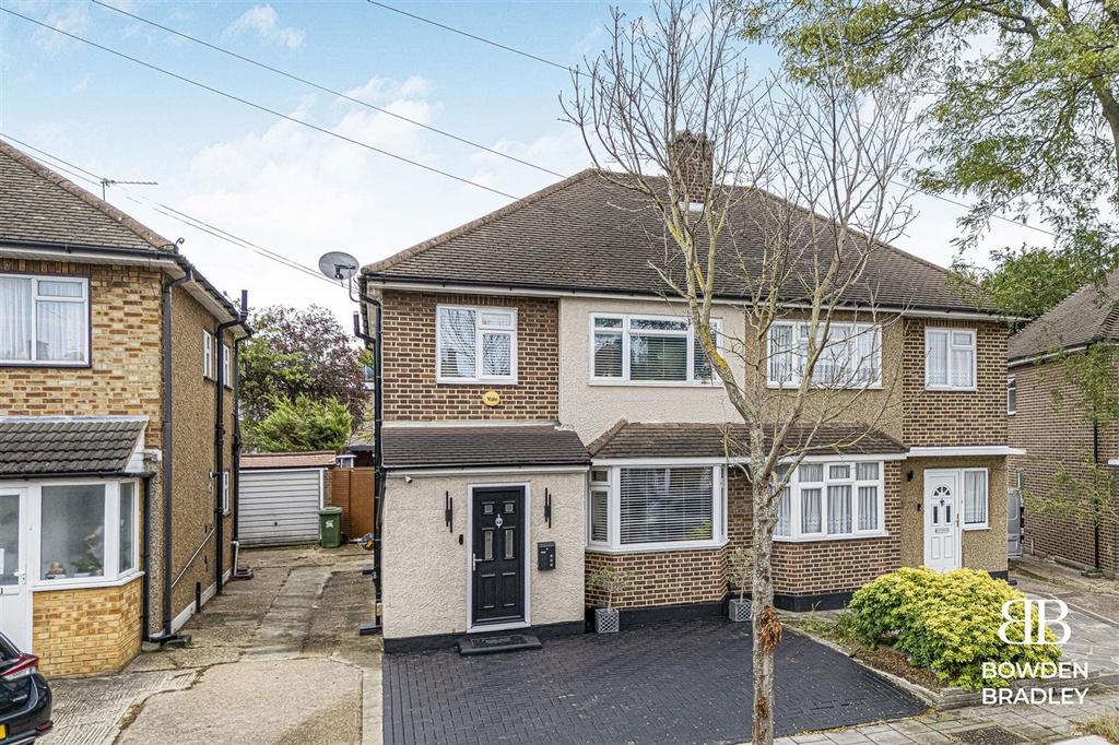 Farnes Drive, Romford, RM2 3 bed house - £600,000