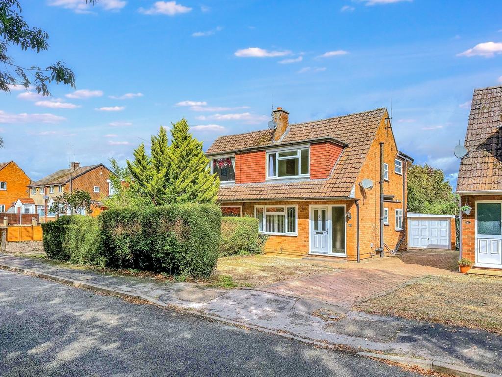 The Greenway, Daventry, NN11 4EE 3 bed semi-detached house - £280,000