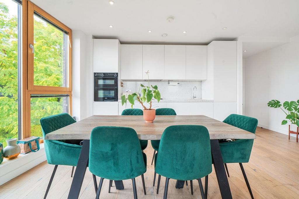 Falcon Road, London, SW11 2 bed flat for sale - £580,000