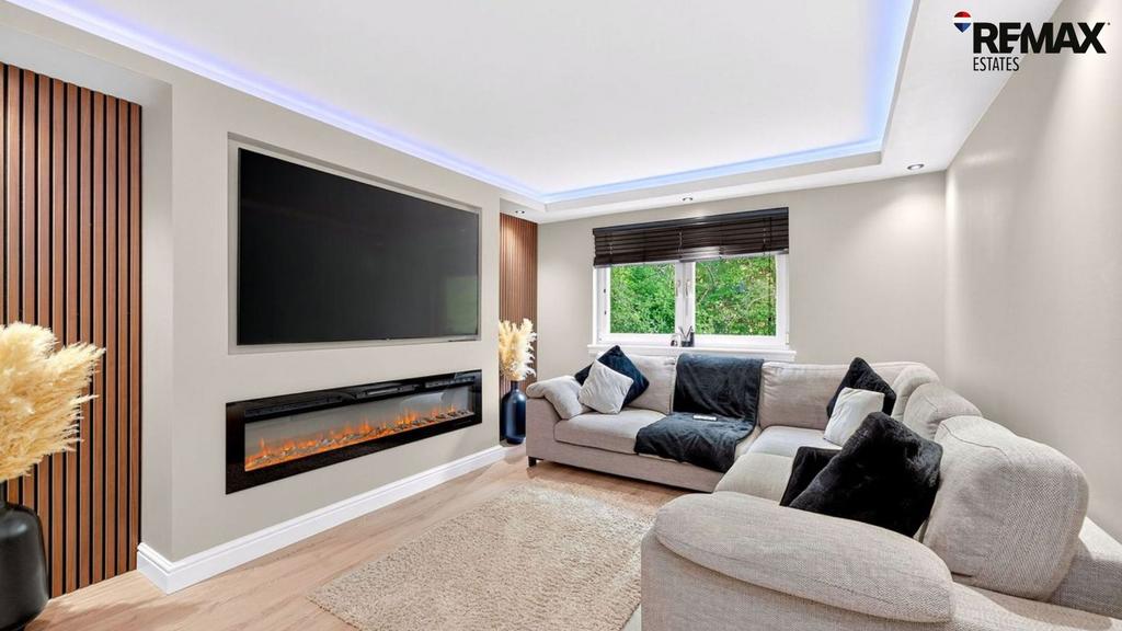 Newlands Court, Bathgate EH48 2 bed flat for sale - £134,000