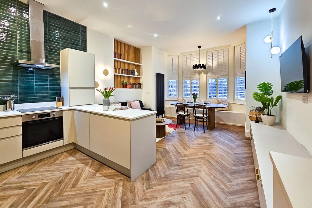 6 East Parade, Harrogate, HG1 2 bed flat - £1,650 pcm (£381 pw)