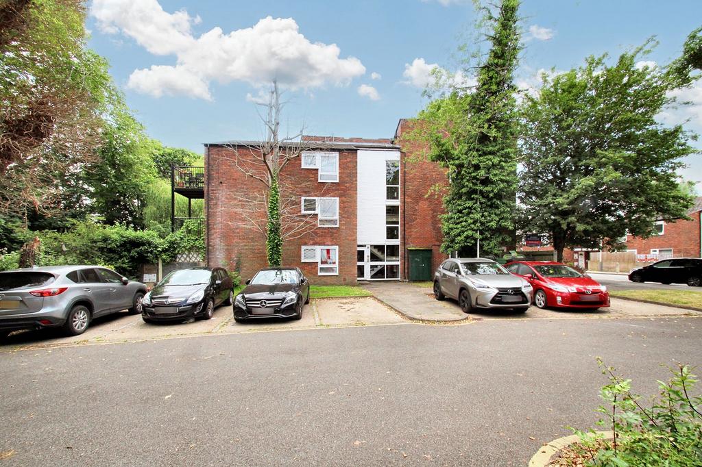 Braybourne Close, Uxbridge, UB8 1 bed apartment - £1,350 pcm (£312 pw)