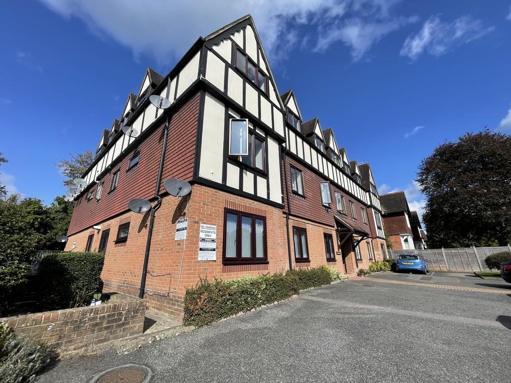 Gresham Place, Oxted RH8 2 bed apartment to rent - £1,525 pcm (£352 pw)