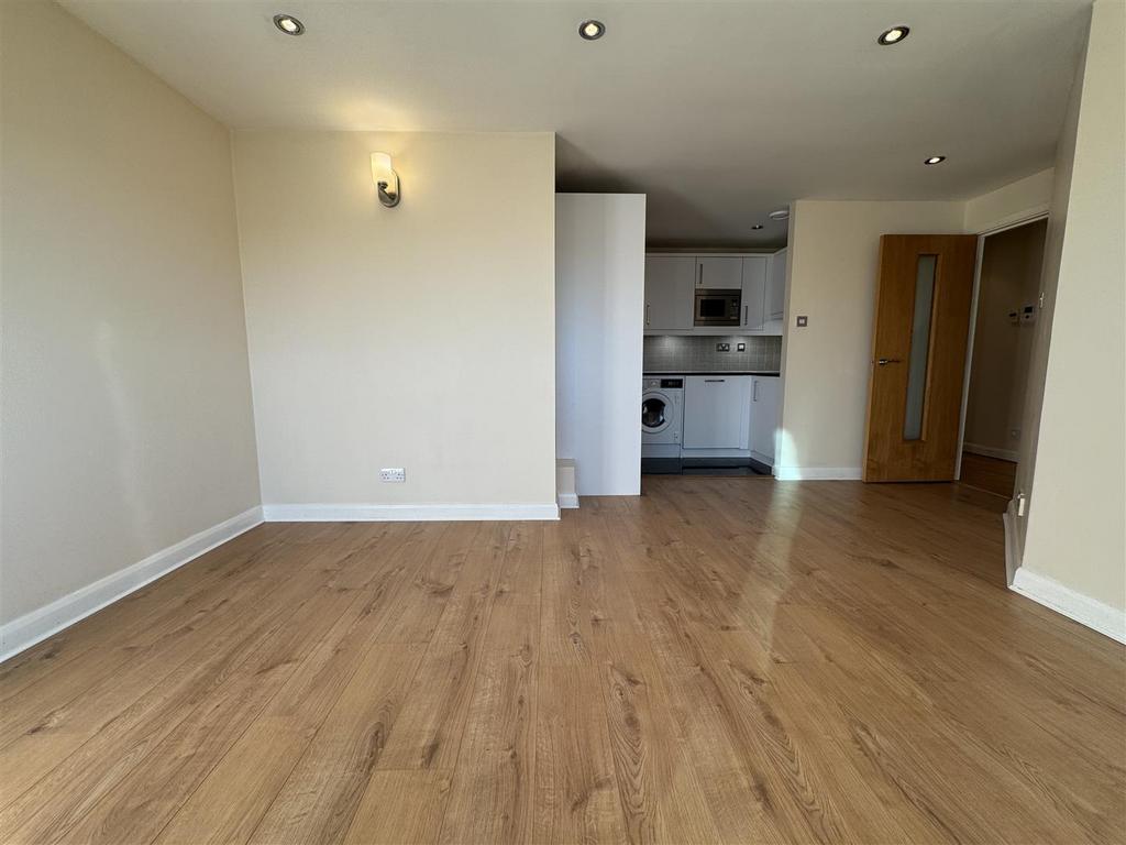 Tower Point, Sydney Road, Enfield, EN2 2 bed flat to rent - £1,850 pcm ...