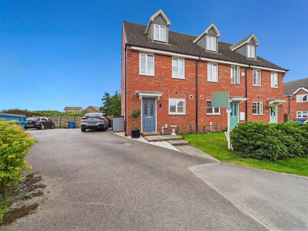 Kingscroft Drive, Brough 3 bed townhouse - £220,000
