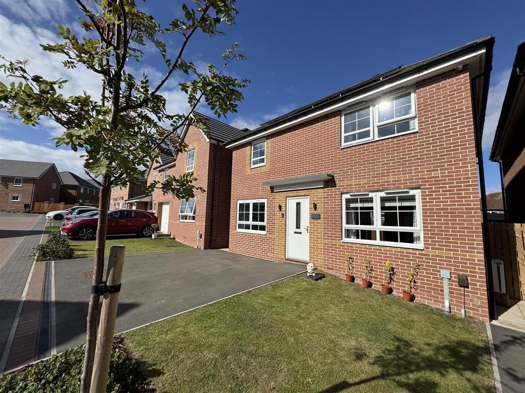 Dearne Hall Park, Barugh Green 4 bed detached house - £375,000