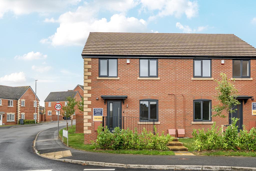 Windmill Road, Swindon SN4 3 bed semi-detached house - £345,000