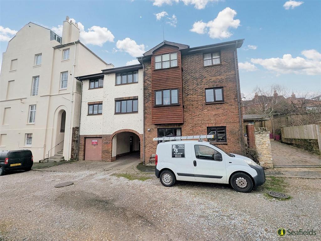 Lind Place, Ryde, PO33 2NT 2 bed flat - £850 pcm (£196 pw)