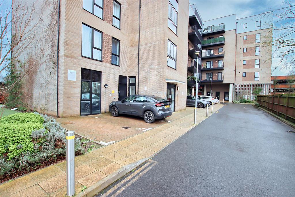 Affinity Place,Elstree Way, Borehamwood 1 bed flat - £1,400 pcm (£323 pw)