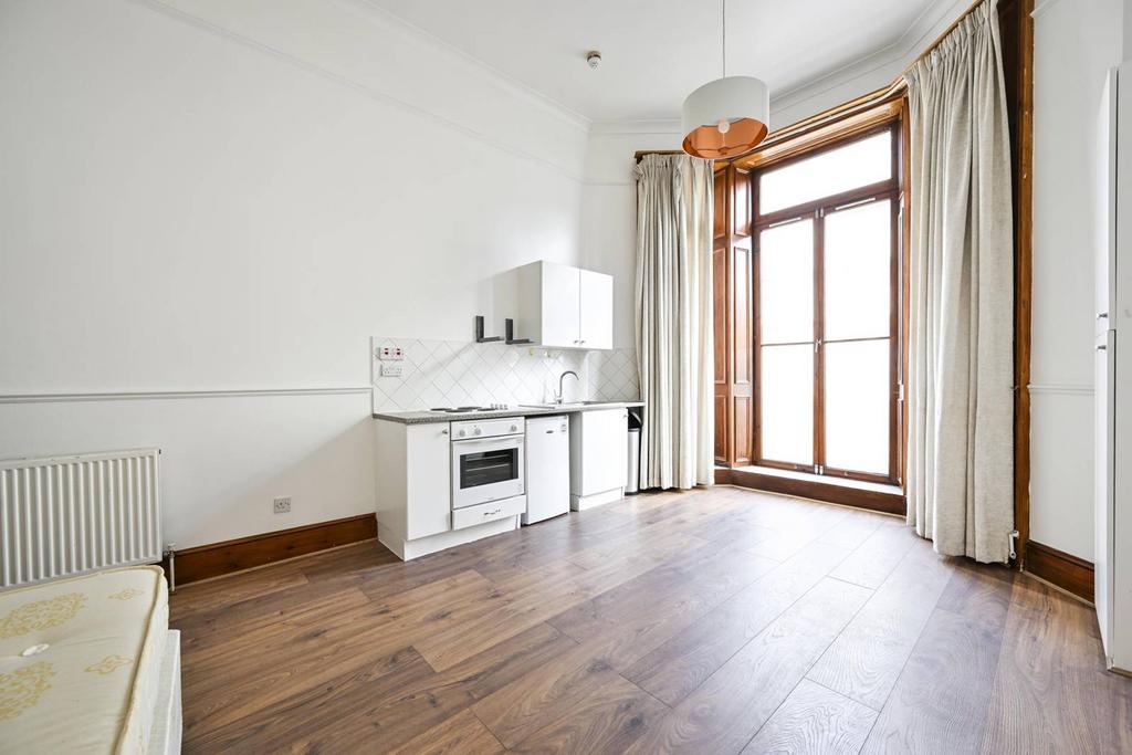 Collingham Road, Earls Court, London... Studio - £2,145 pcm (£495 pw)