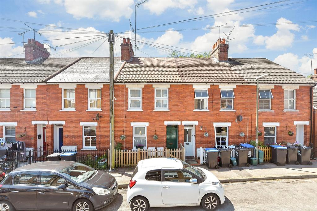 Farningham Road, Caterham CR3 2 bed ground floor maisonette for sale ...