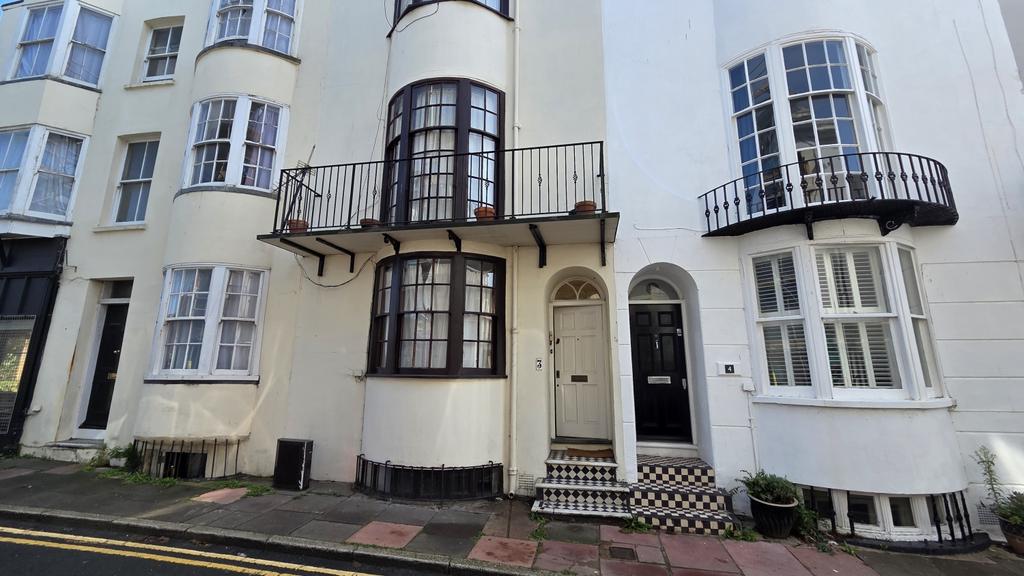 Grafton Street, Brighton, BN2 2 bed maisonette - £1,450 pcm (£335 pw)