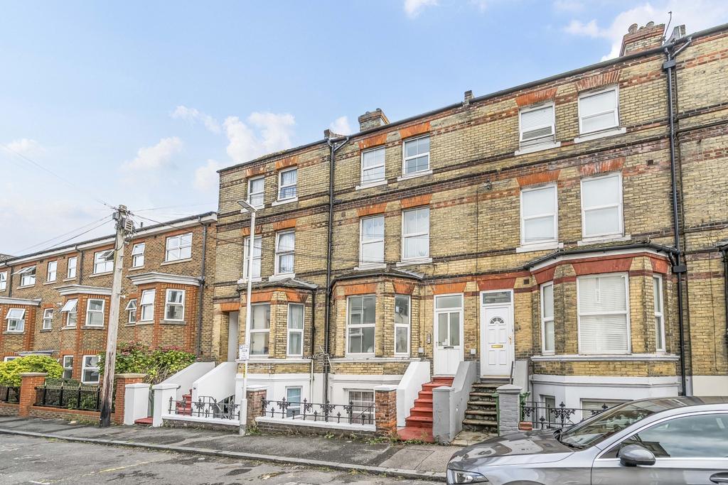 7 Victoria Grove, Folkestone, CT20 1 bed ground floor flat - £150,000