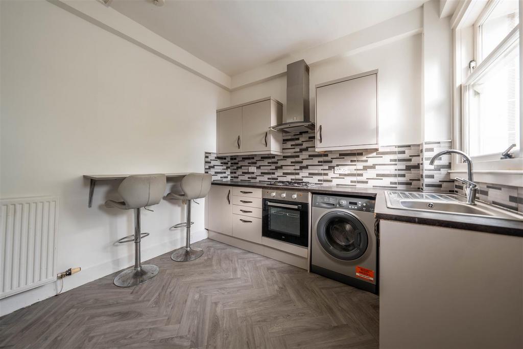 Darnhall Crescent, Perth 2 bed flat - £142,950
