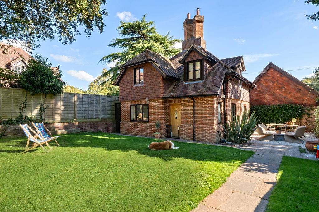 Meredun Close, Hursley, SO21 3 bed cottage - £2,200 pcm (£508 pw)