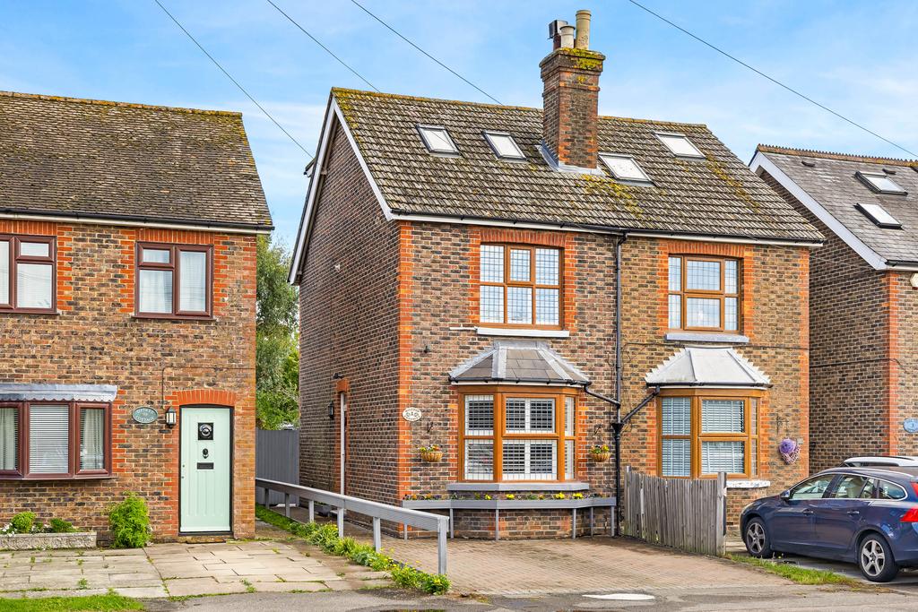Reigate Road, Horley RH6 4 bed house for sale - £475,000