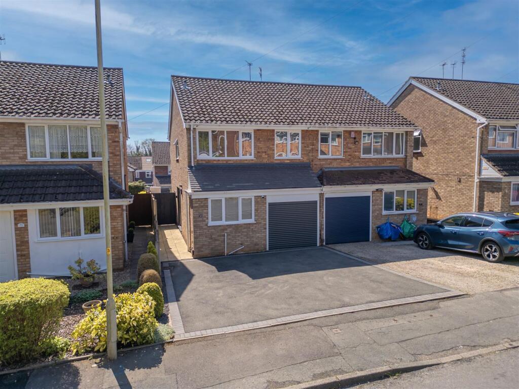 Quantock Road, Stourbridge, DY8 4UP 3 bed semi-detached house - £265,000