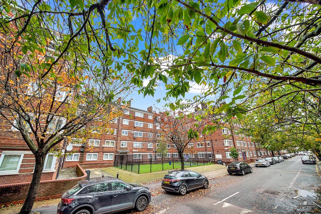 Godley V C House, Bethnal Green, London 2 bed flat to rent - £2,000 pcm ...