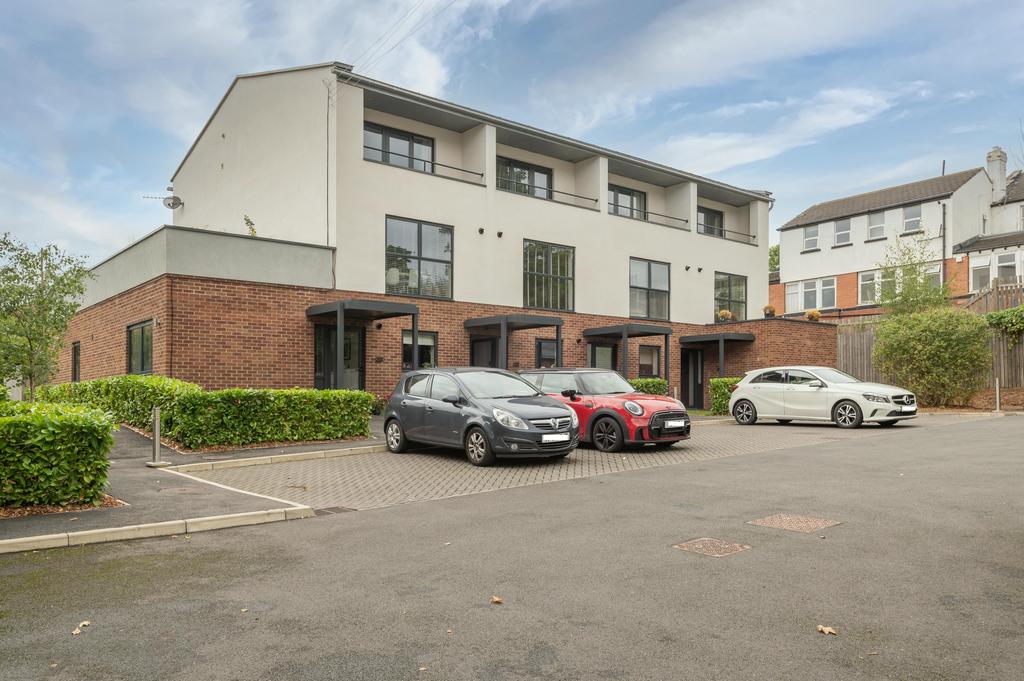 Garmont Court, Leeds LS7 2 bed duplex - £1,500 pcm (£346 pw)