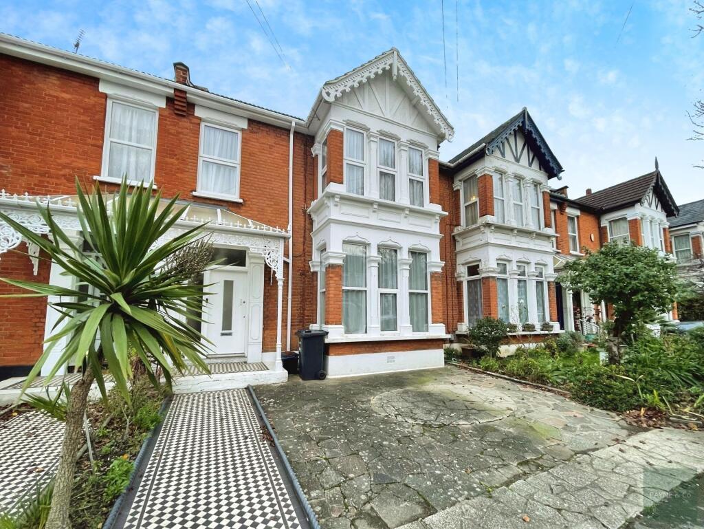 Airlie Gardens, Ilford 2 bed apartment to rent - £2,000 pcm (£462 pw)