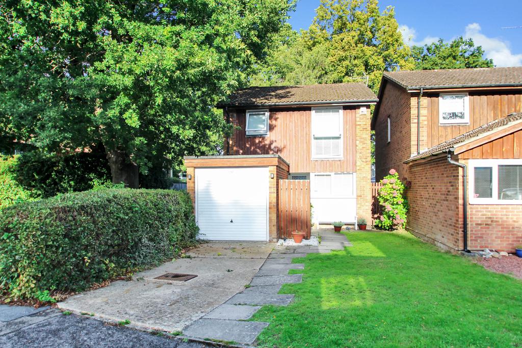 Copthorne, Crawley RH10 3 bed detached house - £1,850 pcm (£427 pw)